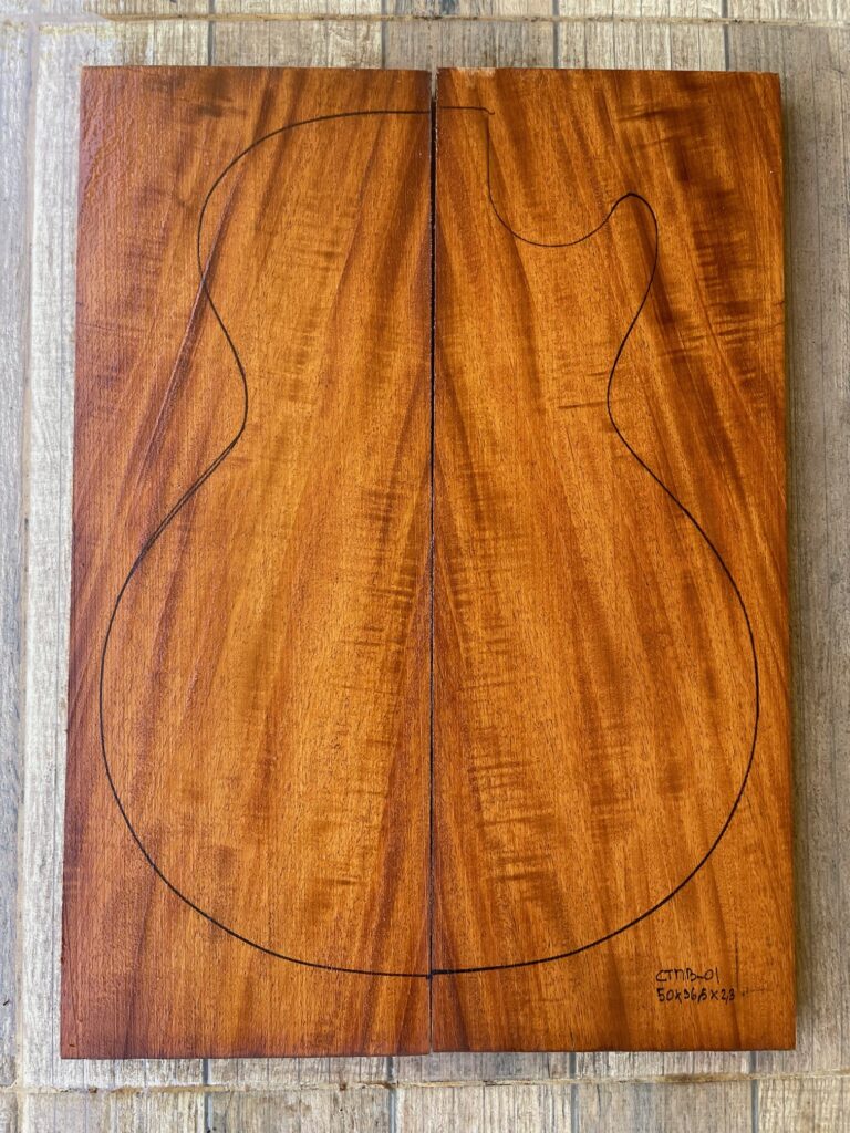 Carved Mara boliviana flameada 23 mm. (CTMB-01) – Maderas Exóticas