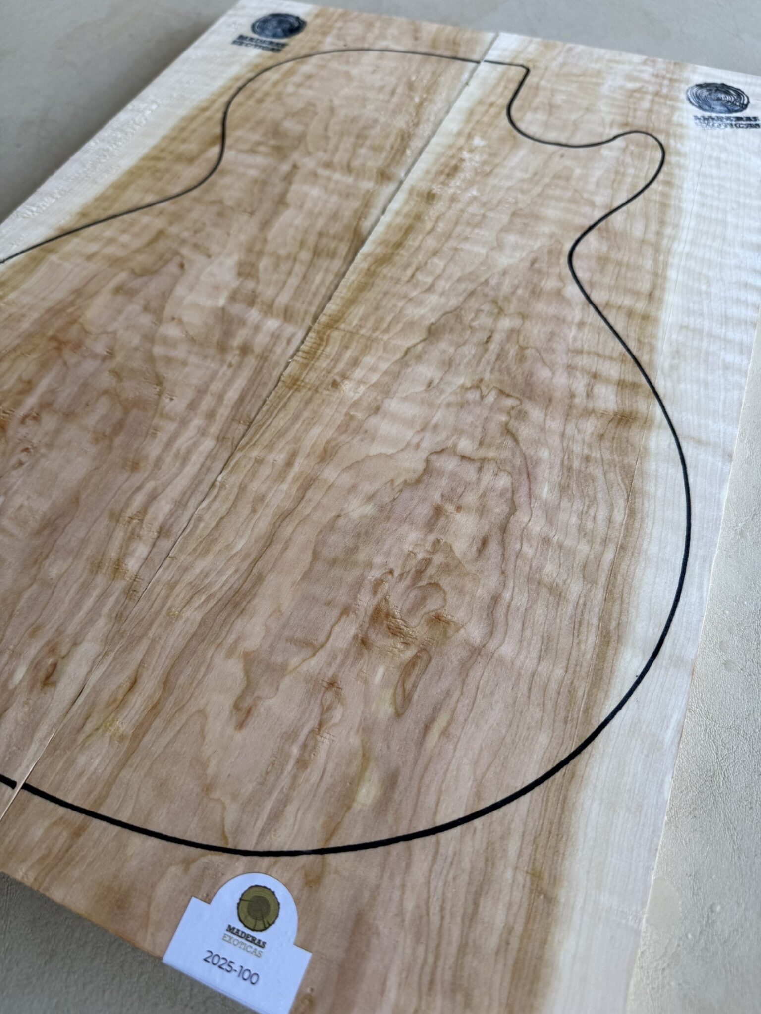 Carved Top Lenga flameada 22 mm. (2025-100) - Maderas Exóticas